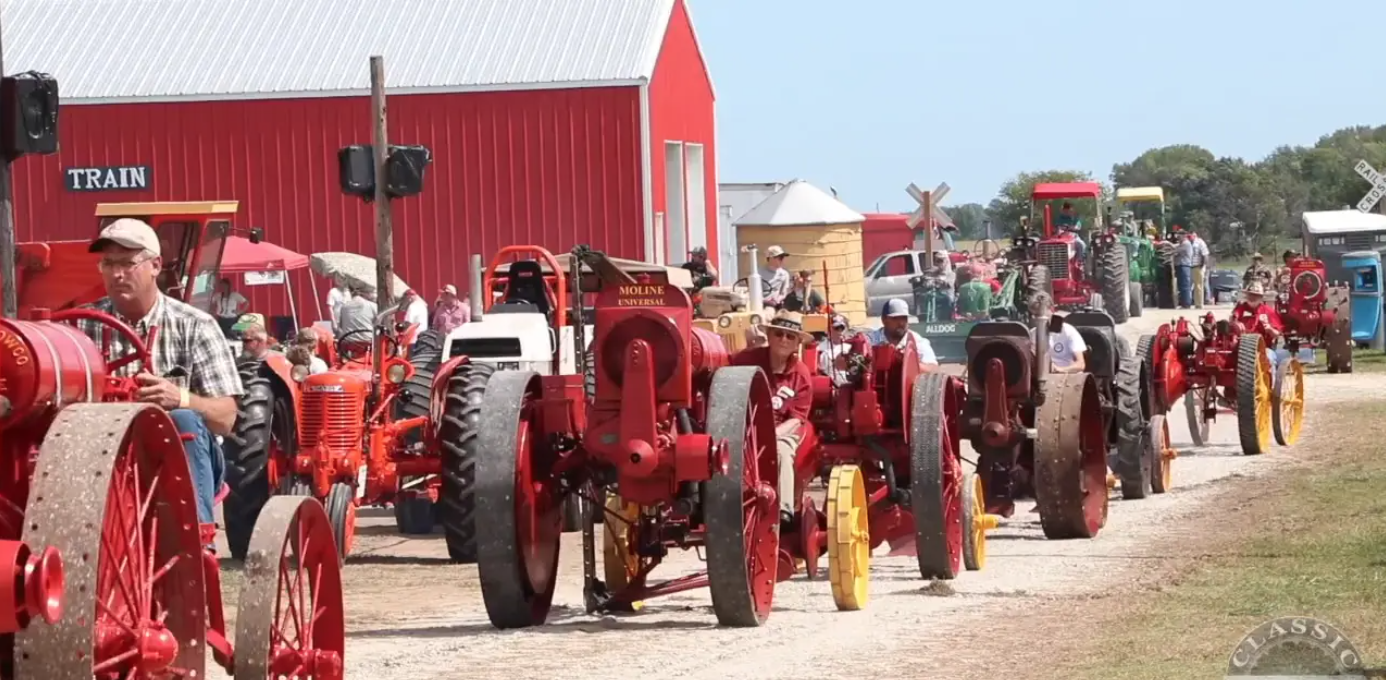 Parade Of Universal Tractors At The 2019 Moline Universal Reunion ...